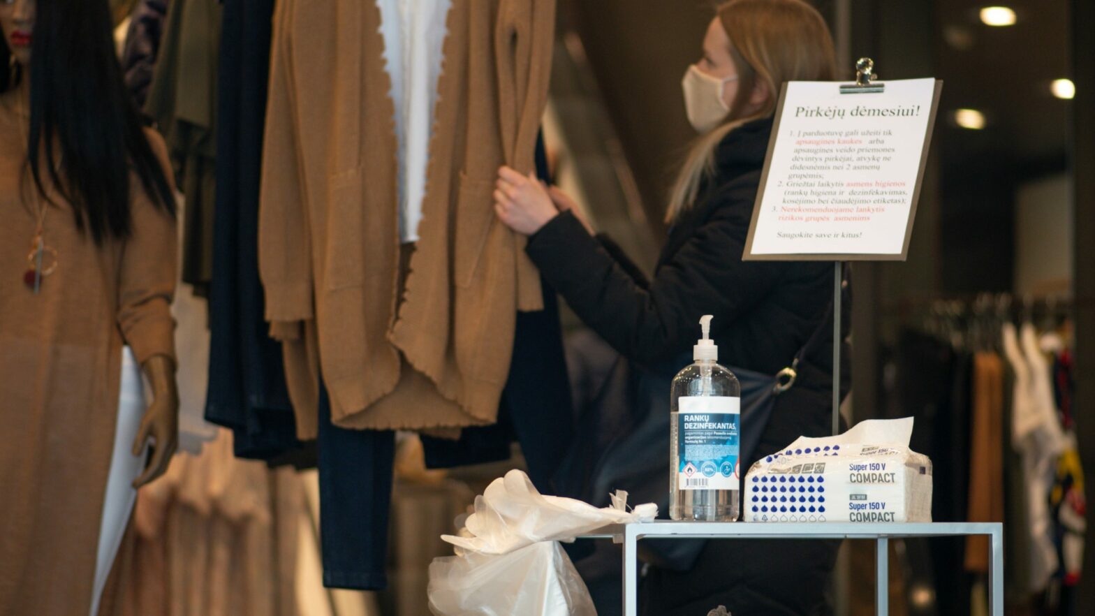 Four out of 10 shop workers refuse to go back to work without PPE ...